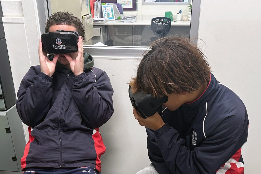 Science Students Experiment in New VR Lab - Port Lincoln High School